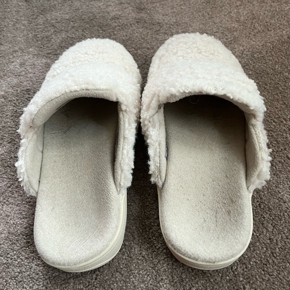 Vionic | Shoes | Vionic Cream Faux Fur Slippers | Poshmark